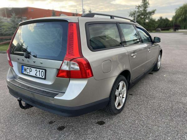 Volvo V70 2009 in Ukmerge on AUTOMOTO.COM.LV Grey Volvo V70 2009 in Ukmerge, with an engine capacity of 2.40 L and mileage of 399 thousand km for 2000 €, photo 6 on AUTOMOTO.COM.LV