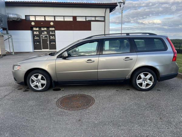 Volvo V70 2009 in Ukmerge on AUTOMOTO.COM.LV Grey Volvo V70 2009 in Ukmerge, with an engine capacity of 2.40 L and mileage of 399 thousand km for 2000 €, photo 9 on AUTOMOTO.COM.LV
