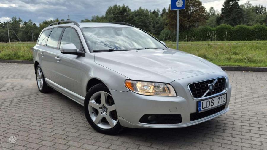 Grey Volvo V70 2009 in Utena, with an engine capacity of 2.40 L and mileage of 331 thousand km for 2690 €, photo 1 on AUTOMOTO.COM.LV