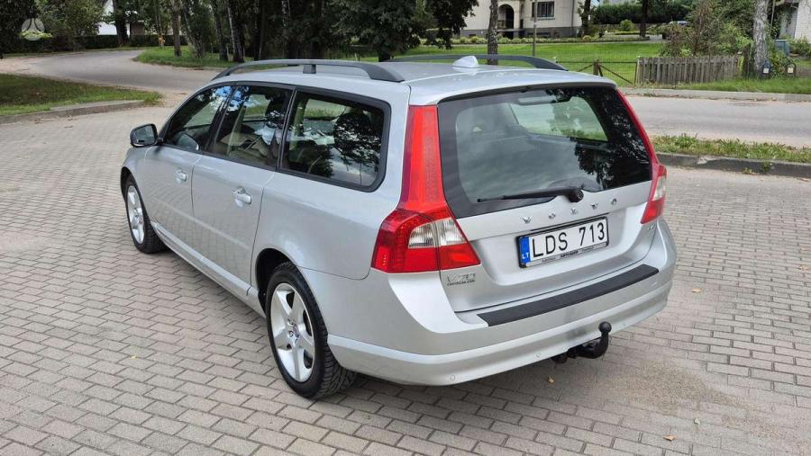 Grey Volvo V70 2009 in Utena, with an engine capacity of 2.40 L and mileage of 331 thousand km for 2690 €, photo 11 on AUTOMOTO.COM.LV