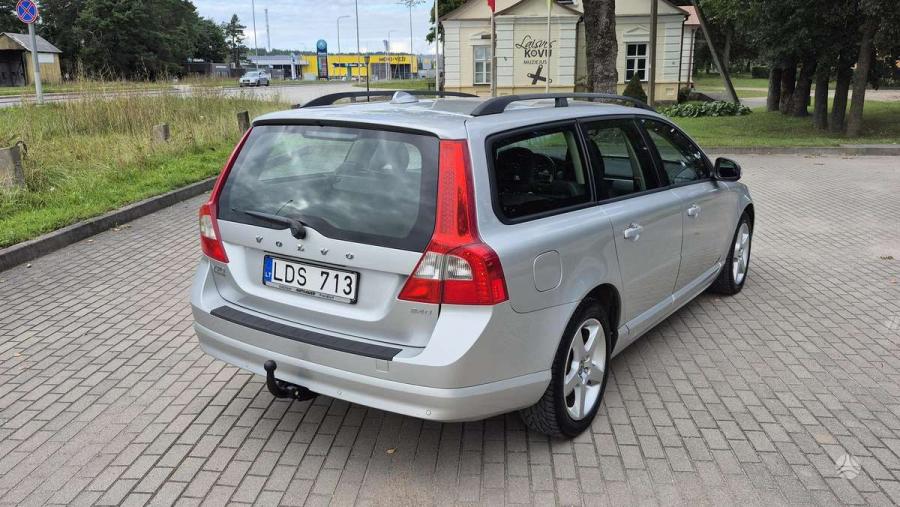 Grey Volvo V70 2009 in Utena, with an engine capacity of 2.40 L and mileage of 331 thousand km for 2690 €, photo 14 on AUTOMOTO.COM.LV