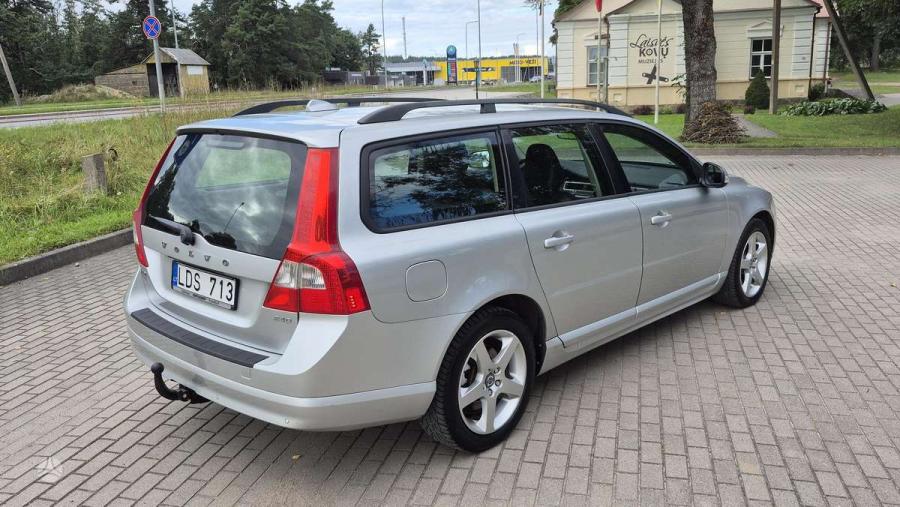 Grey Volvo V70 2009 in Utena, with an engine capacity of 2.40 L and mileage of 331 thousand km for 2690 €, photo 15 on AUTOMOTO.COM.LV