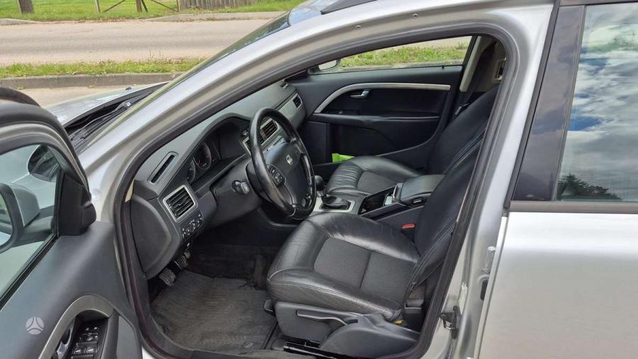 Grey Volvo V70 2009 in Utena, with an engine capacity of 2.40 L and mileage of 331 thousand km for 2690 €, photo 16 on AUTOMOTO.COM.LV