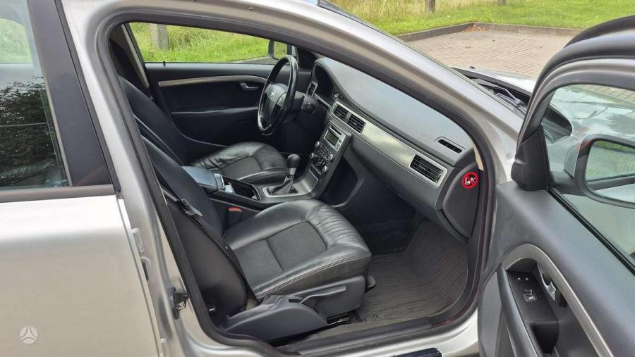 Grey Volvo V70 2009 in Utena, with an engine capacity of 2.40 L and mileage of 331 thousand km for 2690 €, photo 17 on AUTOMOTO.COM.LV