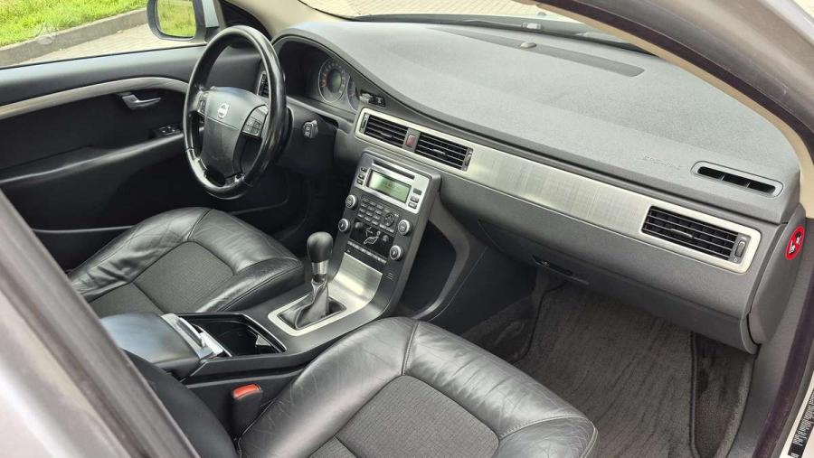 Grey Volvo V70 2009 in Utena, with an engine capacity of 2.40 L and mileage of 331 thousand km for 2690 €, photo 18 on AUTOMOTO.COM.LV
