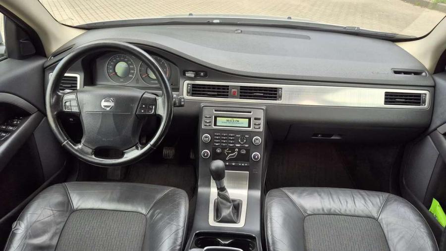 Grey Volvo V70 2009 in Utena, with an engine capacity of 2.40 L and mileage of 331 thousand km for 2690 €, photo 19 on AUTOMOTO.COM.LV