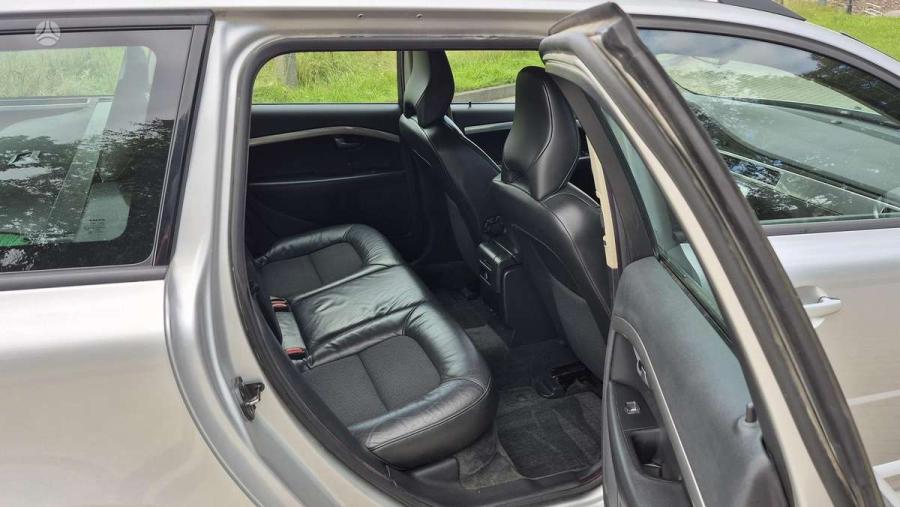 Grey Volvo V70 2009 in Utena, with an engine capacity of 2.40 L and mileage of 331 thousand km for 2690 €, photo 21 on AUTOMOTO.COM.LV