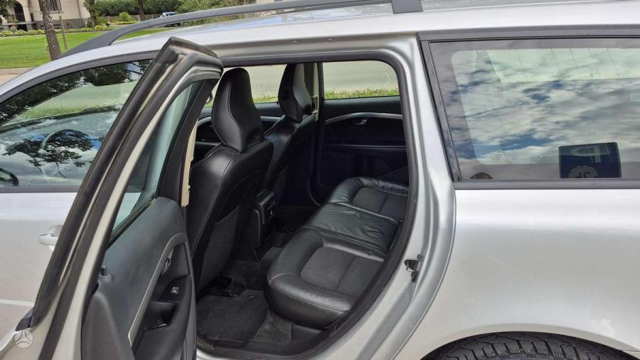 Grey Volvo V70 2009 in Utena, with an engine capacity of 2.40 L and mileage of 331 thousand km for 2690 €, photo 22 on AUTOMOTO.COM.LV