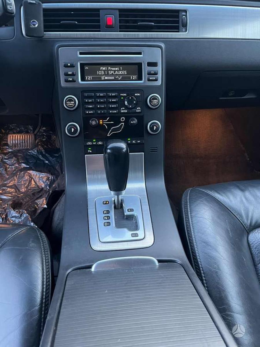 Pelēks Volvo V70 2009 Širvintos, ar dzinēja tilpumu 2.40 L un nobraukumu 291 tūkst. km par 4099 €, foto 17 vietnē AUTOMOTO.COM.LV