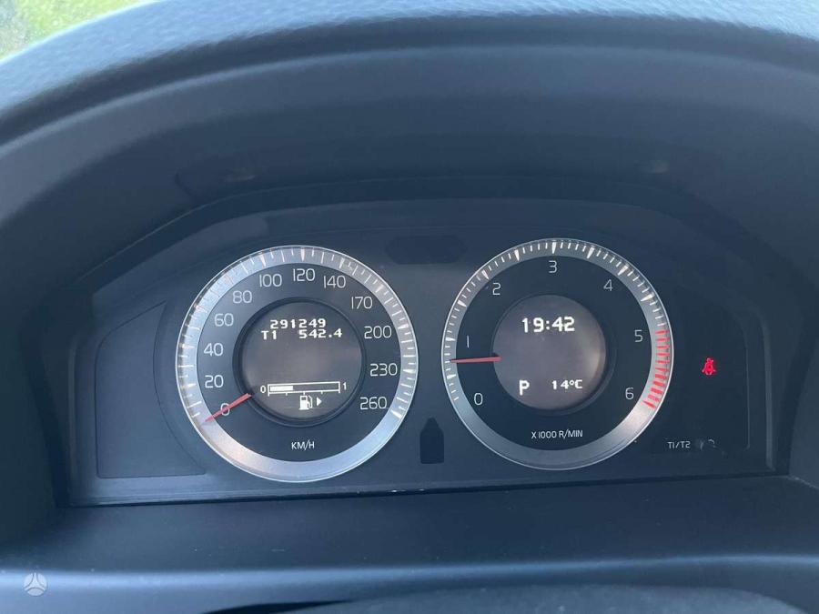 Pelēks Volvo V70 2009 Širvintos, ar dzinēja tilpumu 2.40 L un nobraukumu 291 tūkst. km par 4099 €, foto 22 vietnē AUTOMOTO.COM.LV