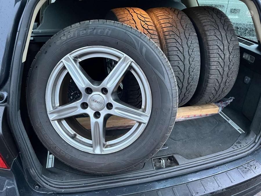 Pelēks Volvo V70 2009 Širvintos, ar dzinēja tilpumu 2.40 L un nobraukumu 291 tūkst. km par 4099 €, foto 25 vietnē AUTOMOTO.COM.LV