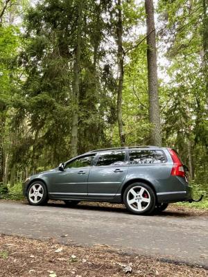 Grey Volvo V70 2009 in Kursenai, with an engine capacity of 2.40 L and mileage of 346 thousand km for 2950 €, photo  on AUTOMOTO.COM.LV