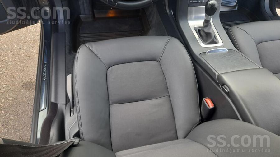 Grey Volvo V70 2009 in Riga, with an engine capacity of 2.40 L and mileage of 282 thousand km for 4700 €, photo 25 on AUTOMOTO.COM.LV