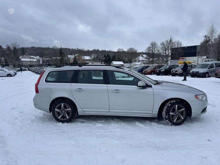 Grey Volvo V70 2010 in Alytus, with an engine capacity of 2.00 L and mileage of 277 thousand km for 4795 €, photo 4 on AUTOMOTO.COM.LV