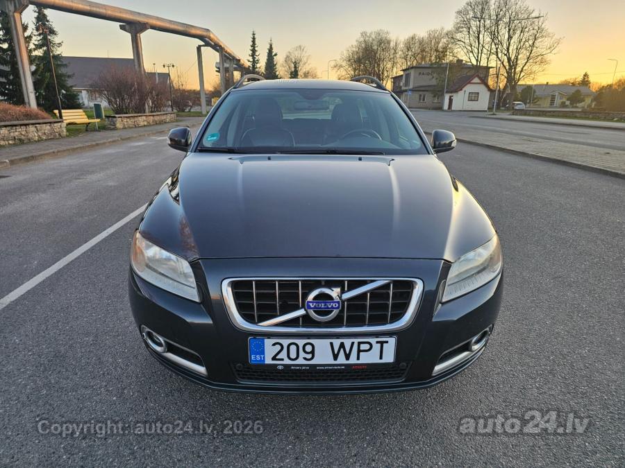 Pelēks Volvo V70 2010 Paide, ar dzinēja tilpumu 2.40 L un nobraukumu 326 tūkst. km par 6350 €, foto 3 vietnē AUTOMOTO.COM.LV