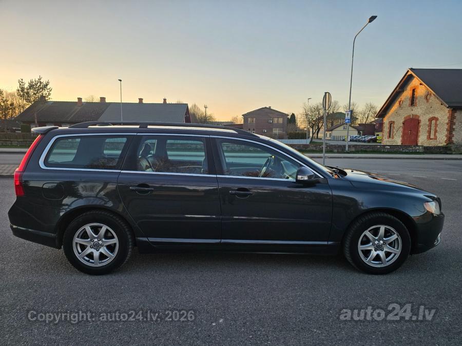 Pelēks Volvo V70 2010 Paide, ar dzinēja tilpumu 2.40 L un nobraukumu 326 tūkst. km par 6350 €, foto 8 vietnē AUTOMOTO.COM.LV