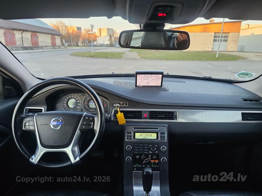 Pelēks Volvo V70 2010 Paide, ar dzinēja tilpumu 2.40 L un nobraukumu 326 tūkst. km par 6350 €, foto 9 vietnē AUTOMOTO.COM.LV