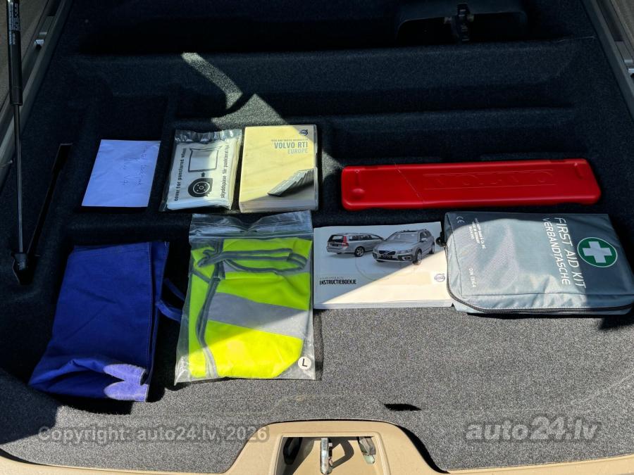 Grey Volvo V70 2010 in Tartu, with an engine capacity of 2.00 L and mileage of 233 thousand km for 6190 €, photo 17 on AUTOMOTO.COM.LV