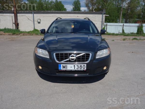 Grey Volvo V70 2010 in Riga, with an engine capacity of 2.40 L and mileage of 297 thousand km for 3650 €, photo 3 on AUTOMOTO.COM.LV