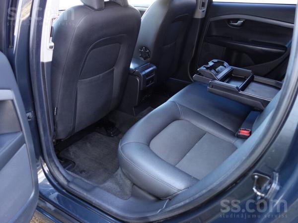 Grey Volvo V70 2010 in Riga, with an engine capacity of 2.40 L and mileage of 297 thousand km for 3650 €, photo 8 on AUTOMOTO.COM.LV