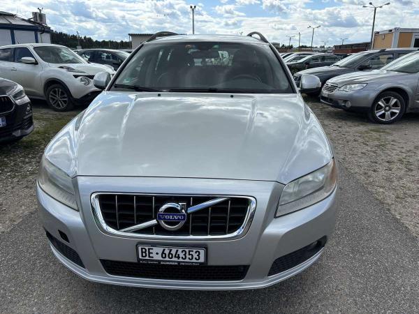 Grey Volvo V70 2010 in Vilnius, with an engine capacity of 2.40 L and mileage of 320 thousand km for 3750 €, photo 2 on AUTOMOTO.COM.LV