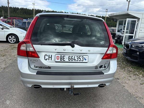 Grey Volvo V70 2010 in Vilnius, with an engine capacity of 2.40 L and mileage of 320 thousand km for 3750 €, photo 6 on AUTOMOTO.COM.LV