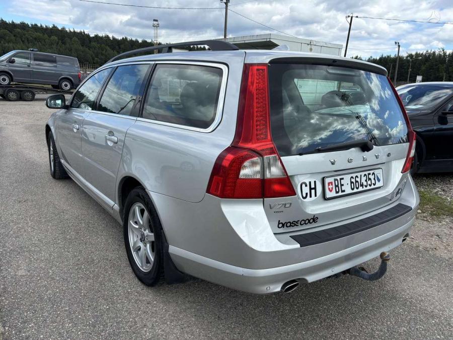 Grey Volvo V70 2010 in Vilnius, with an engine capacity of 2.40 L and mileage of 320 thousand km for 3750 €, photo 8 on AUTOMOTO.COM.LV