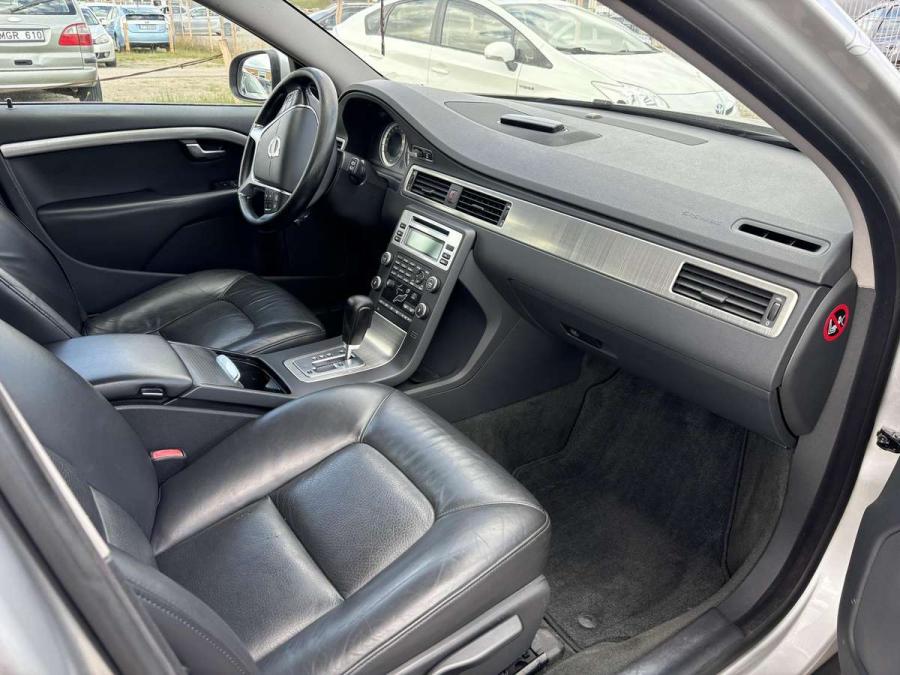 Grey Volvo V70 2010 in Vilnius, with an engine capacity of 2.40 L and mileage of 320 thousand km for 3750 €, photo 9 on AUTOMOTO.COM.LV