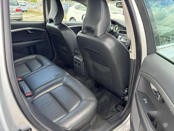 Grey Volvo V70 2010 in Vilnius, with an engine capacity of 2.40 L and mileage of 320 thousand km for 3750 €, photo 9 on AUTOMOTO.COM.LV