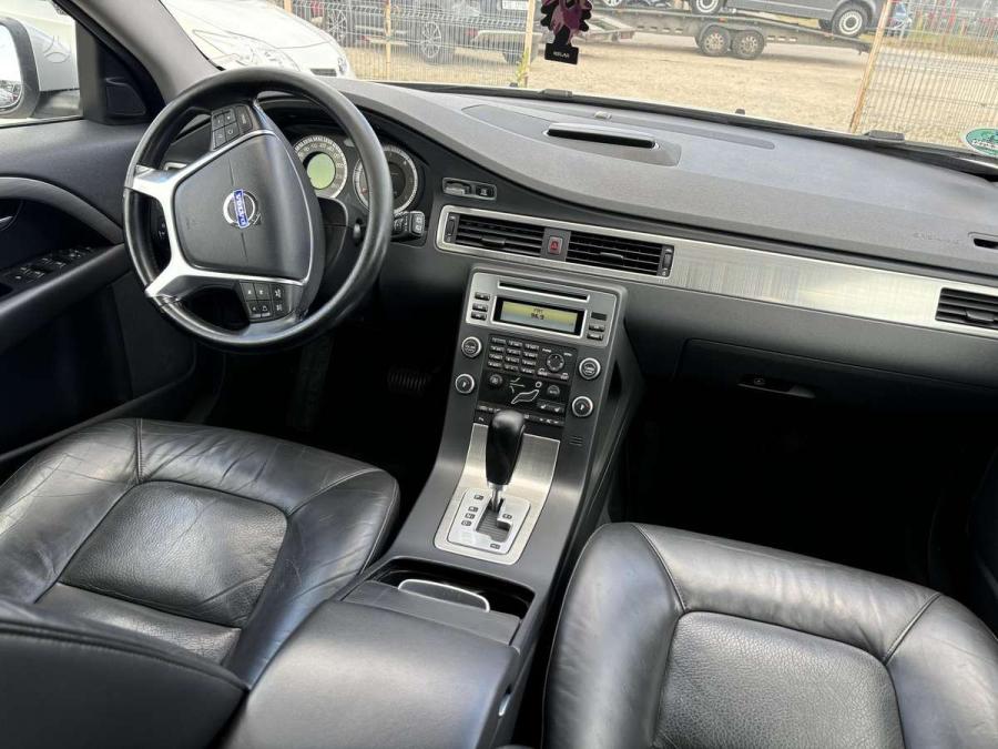 Grey Volvo V70 2010 in Vilnius, with an engine capacity of 2.40 L and mileage of 320 thousand km for 3750 €, photo 11 on AUTOMOTO.COM.LV