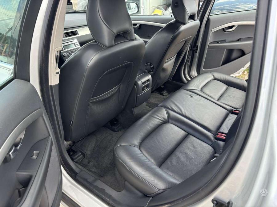 Grey Volvo V70 2010 in Vilnius, with an engine capacity of 2.40 L and mileage of 320 thousand km for 3750 €, photo 14 on AUTOMOTO.COM.LV