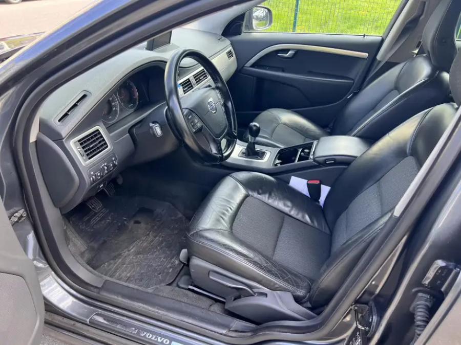 Pelēks Volvo V70 2010 Rīga, ar dzinēja tilpumu 1.60 L un nobraukumu 236 tūkst. km par 5550 €, foto 9 vietnē AUTOMOTO.COM.LV