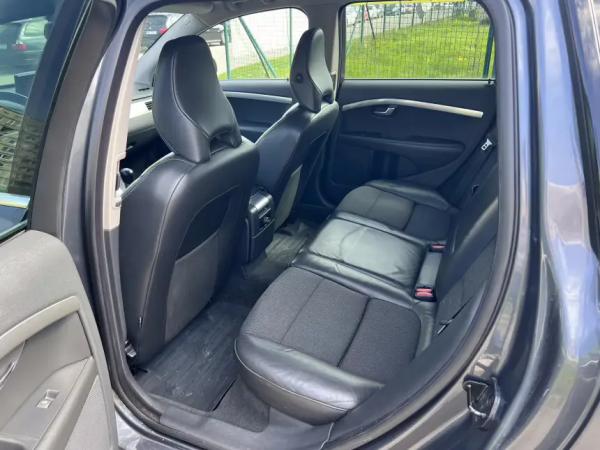 Pelēks Volvo V70 2010 Rīga, ar dzinēja tilpumu 1.60 L un nobraukumu 236 tūkst. km par 5550 €, foto 9 vietnē AUTOMOTO.COM.LV