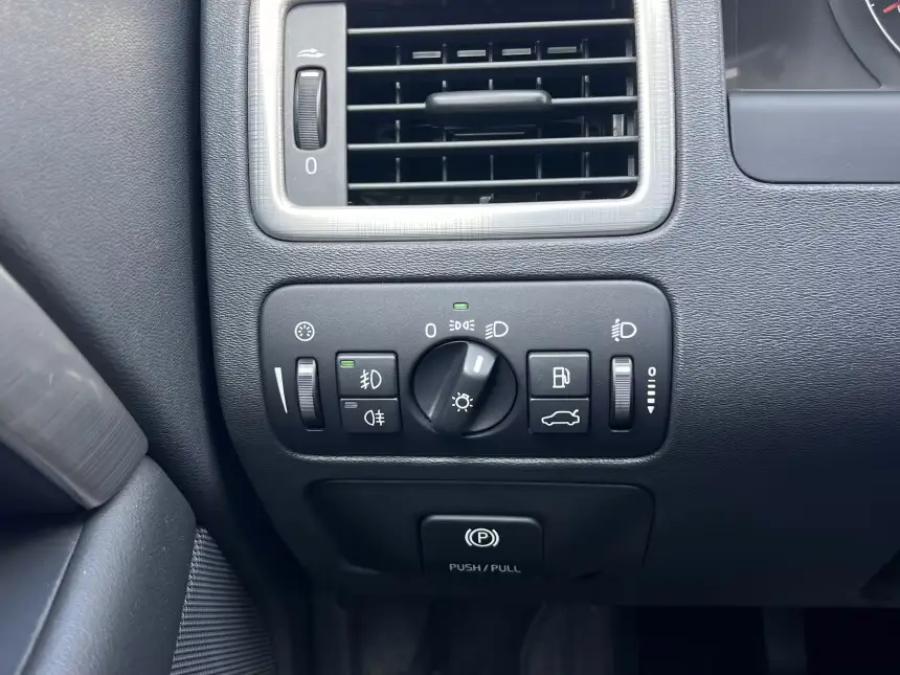 Pelēks Volvo V70 2010 Rīga, ar dzinēja tilpumu 1.60 L un nobraukumu 236 tūkst. km par 5550 €, foto 22 vietnē AUTOMOTO.COM.LV