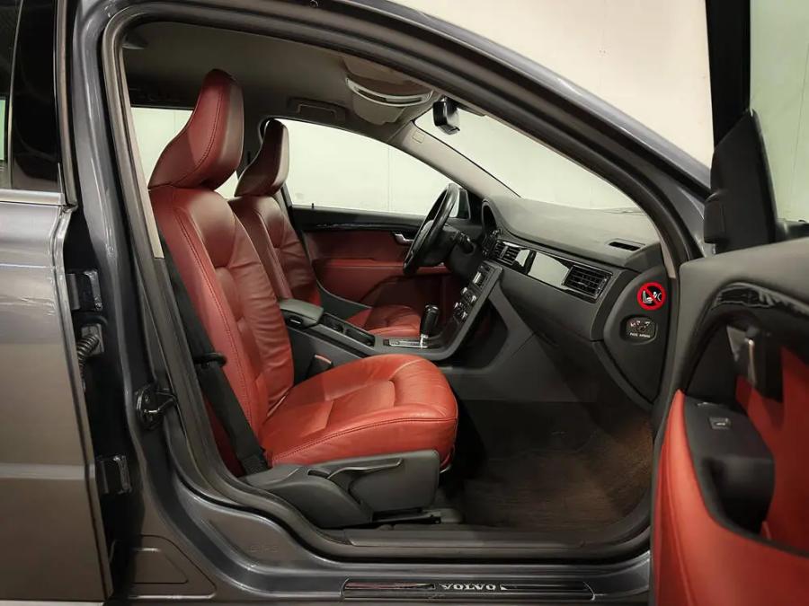 Pelēks Volvo V70 2010 Jūrmala, ar dzinēja tilpumu 2.00 L un nobraukumu 380 tūkst. km par 5650 €, foto 24 vietnē AUTOMOTO.COM.LV