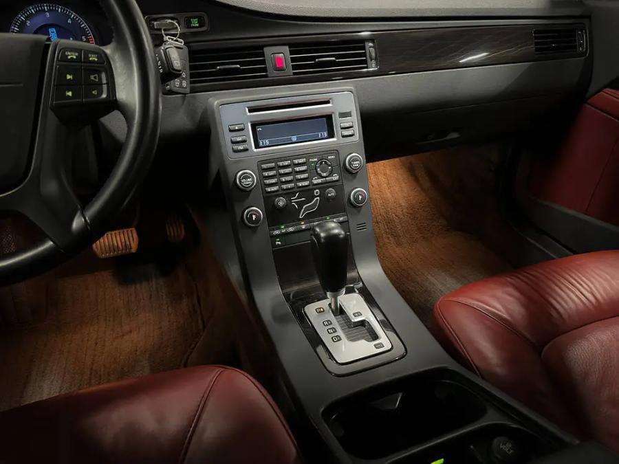 Pelēks Volvo V70 2010 Jūrmala, ar dzinēja tilpumu 2.00 L un nobraukumu 380 tūkst. km par 5650 €, foto 28 vietnē AUTOMOTO.COM.LV