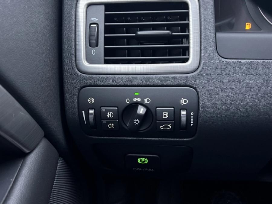 Pelēks Volvo V70 2010 Rīga, ar dzinēja tilpumu 1.60 L un nobraukumu 236 tūkst. km par 5550 €, foto 12 vietnē AUTOMOTO.COM.LV