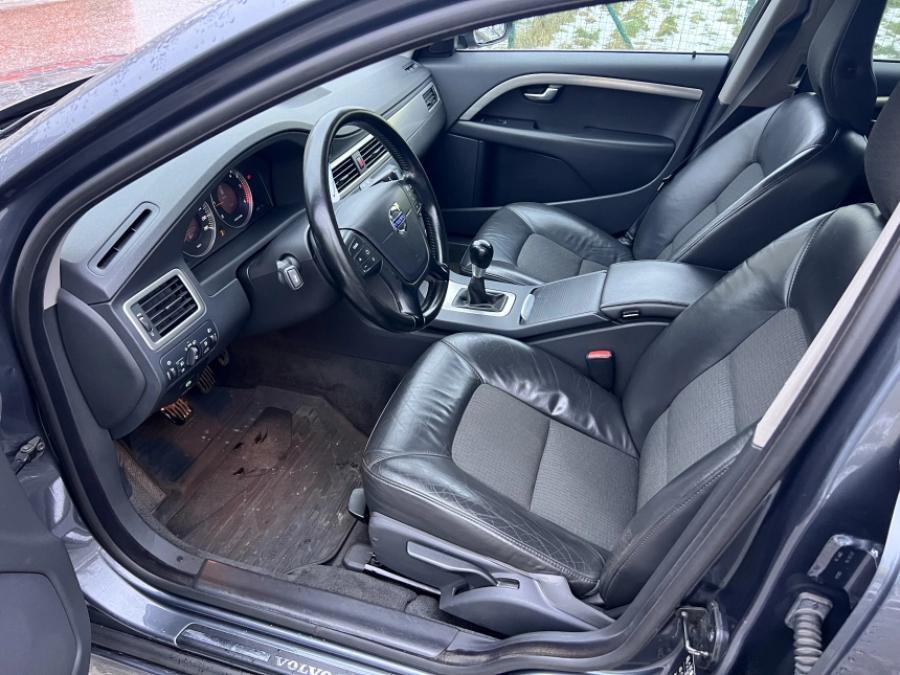 Pelēks Volvo V70 2010 Rīga, ar dzinēja tilpumu 1.60 L un nobraukumu 236 tūkst. km par 5550 €, foto 35 vietnē AUTOMOTO.COM.LV