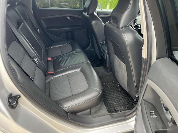 Grey Volvo V70 2010 in Vilnius, with an engine capacity of 2.00 L and mileage of 290 thousand km for 3500 €, photo 9 on AUTOMOTO.COM.LV