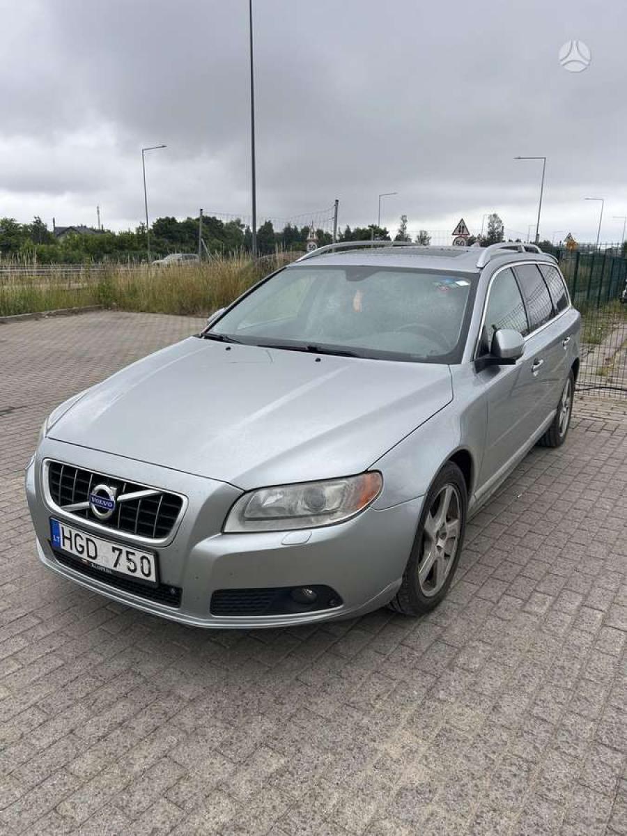 Grey Volvo V70 2010 in Vilnius, with an engine capacity of 2.40 L and mileage of 288 thousand km for 4900 €, photo 3 on AUTOMOTO.COM.LV