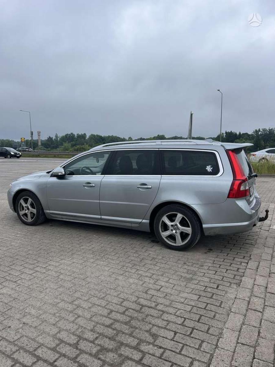Grey Volvo V70 2010 in Vilnius, with an engine capacity of 2.40 L and mileage of 288 thousand km for 4900 €, photo 7 on AUTOMOTO.COM.LV
