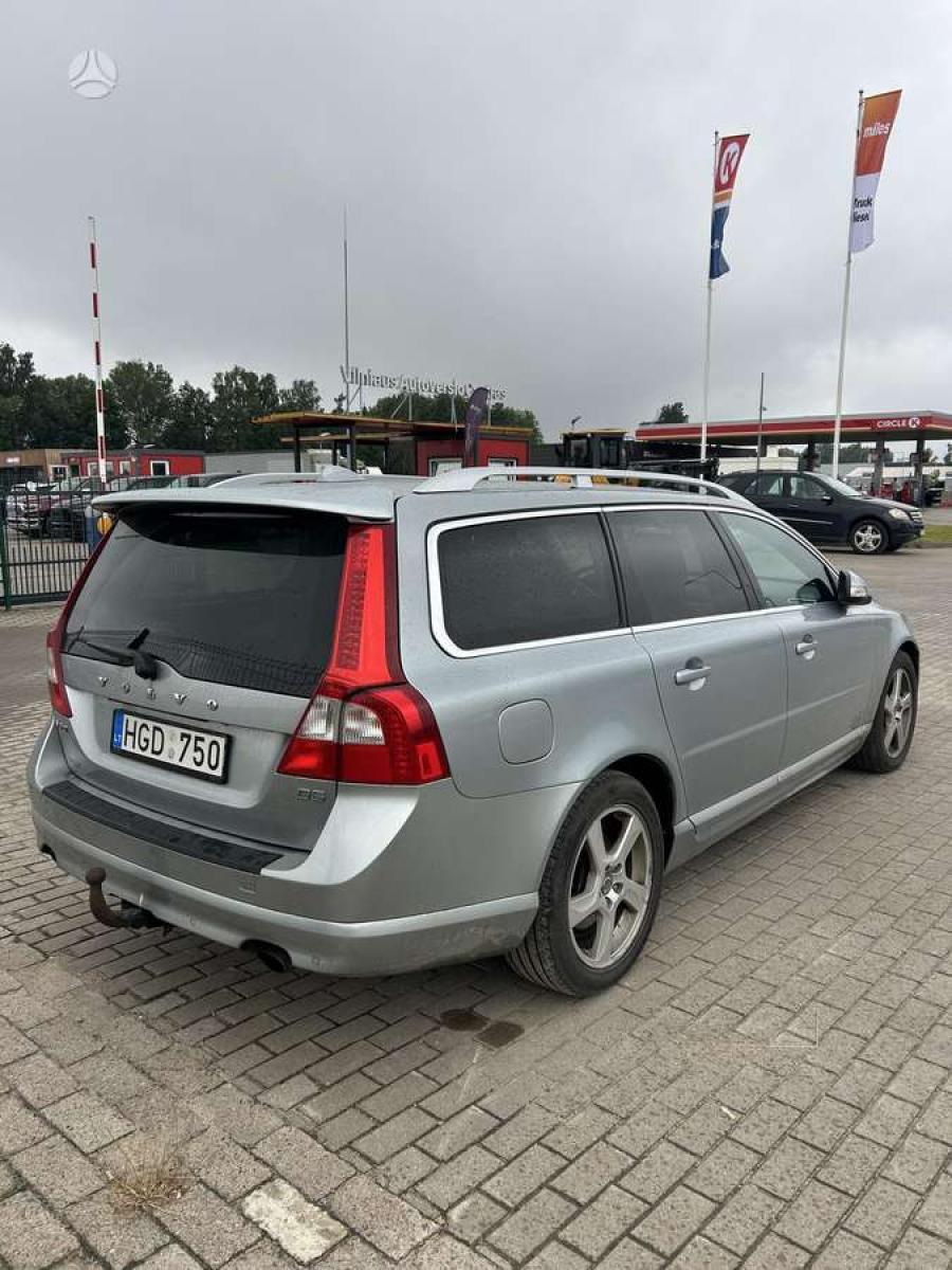 Grey Volvo V70 2010 in Vilnius, with an engine capacity of 2.40 L and mileage of 288 thousand km for 4900 €, photo 8 on AUTOMOTO.COM.LV