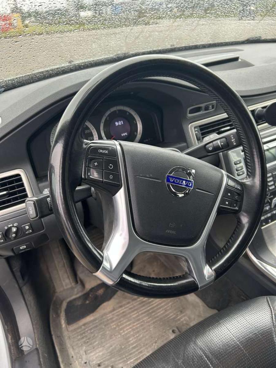 Grey Volvo V70 2010 in Vilnius, with an engine capacity of 2.40 L and mileage of 288 thousand km for 4900 €, photo 10 on AUTOMOTO.COM.LV