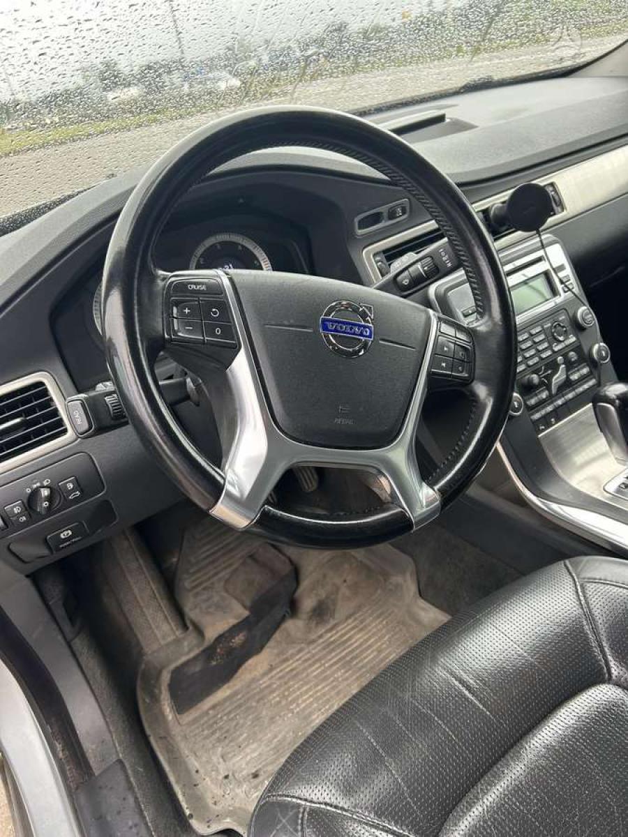 Grey Volvo V70 2010 in Vilnius, with an engine capacity of 2.40 L and mileage of 288 thousand km for 4900 €, photo 11 on AUTOMOTO.COM.LV