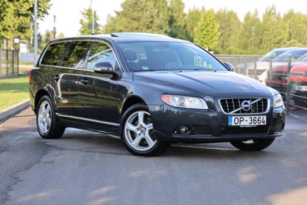 Grey Volvo V70 2010 in Jelgava, with an engine capacity of 2.00 L and mileage of 341 thousand km for 5990 €, photo 3 on AUTOMOTO.COM.LV