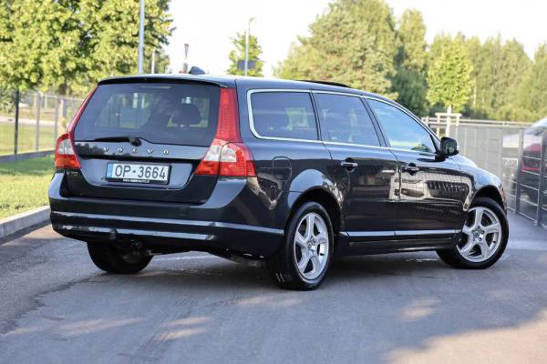 Grey Volvo V70 2010 in Jelgava, with an engine capacity of 2.00 L and mileage of 341 thousand km for 5990 €, photo 4 on AUTOMOTO.COM.LV
