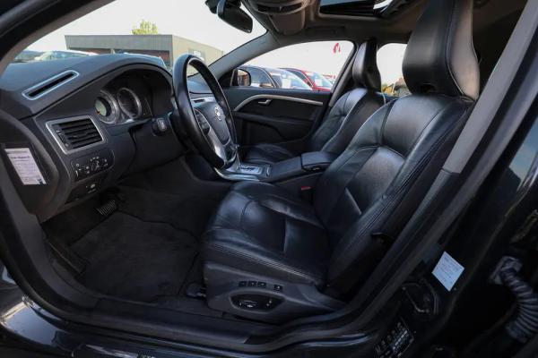Grey Volvo V70 2010 in Jelgava, with an engine capacity of 2.00 L and mileage of 341 thousand km for 5990 €, photo 7 on AUTOMOTO.COM.LV