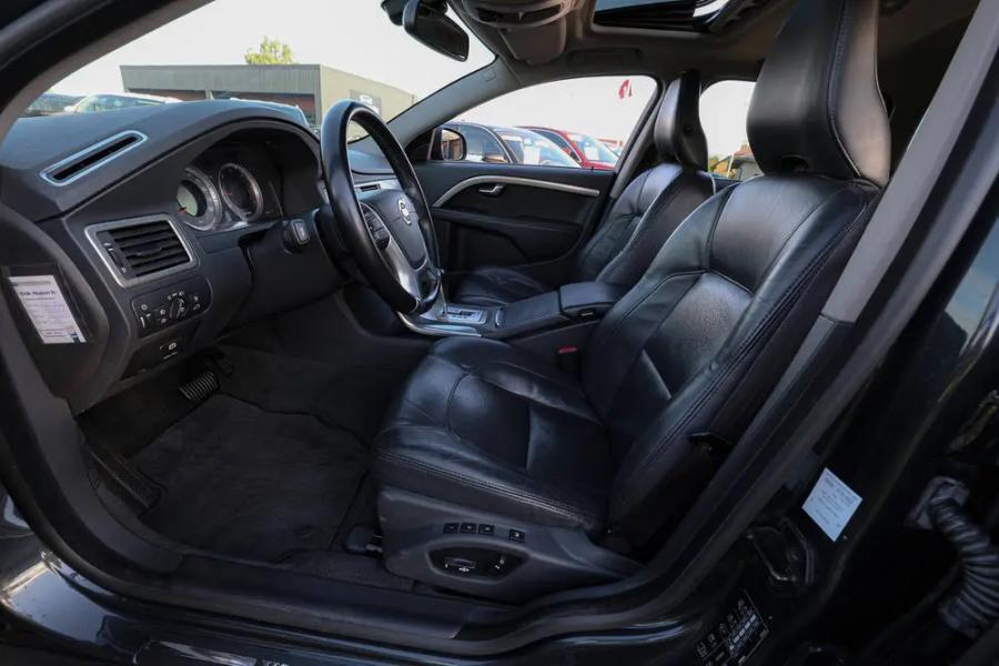 Pelēks Volvo V70 2010 Jelgava, ar dzinēja tilpumu 2.00 L un nobraukumu 341 tūkst. km par 5990 €, foto 8 vietnē AUTOMOTO.COM.LV