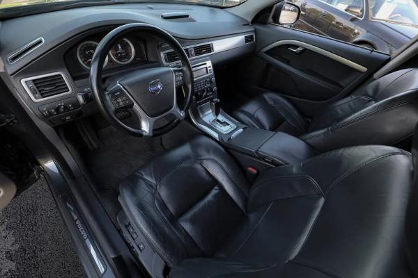 Grey Volvo V70 2010 in Jelgava, with an engine capacity of 2.00 L and mileage of 341 thousand km for 5990 €, photo 8 on AUTOMOTO.COM.LV