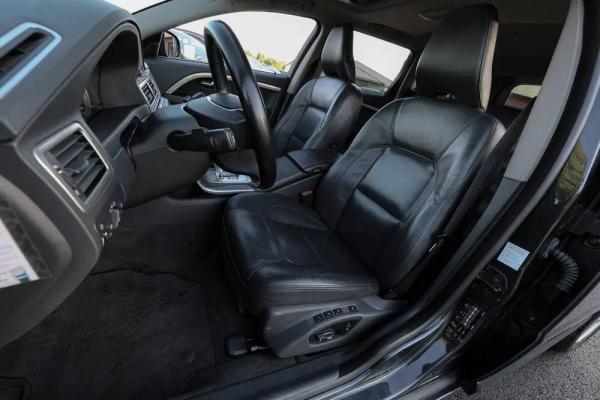 Grey Volvo V70 2010 in Jelgava, with an engine capacity of 2.00 L and mileage of 341 thousand km for 5990 €, photo 9 on AUTOMOTO.COM.LV